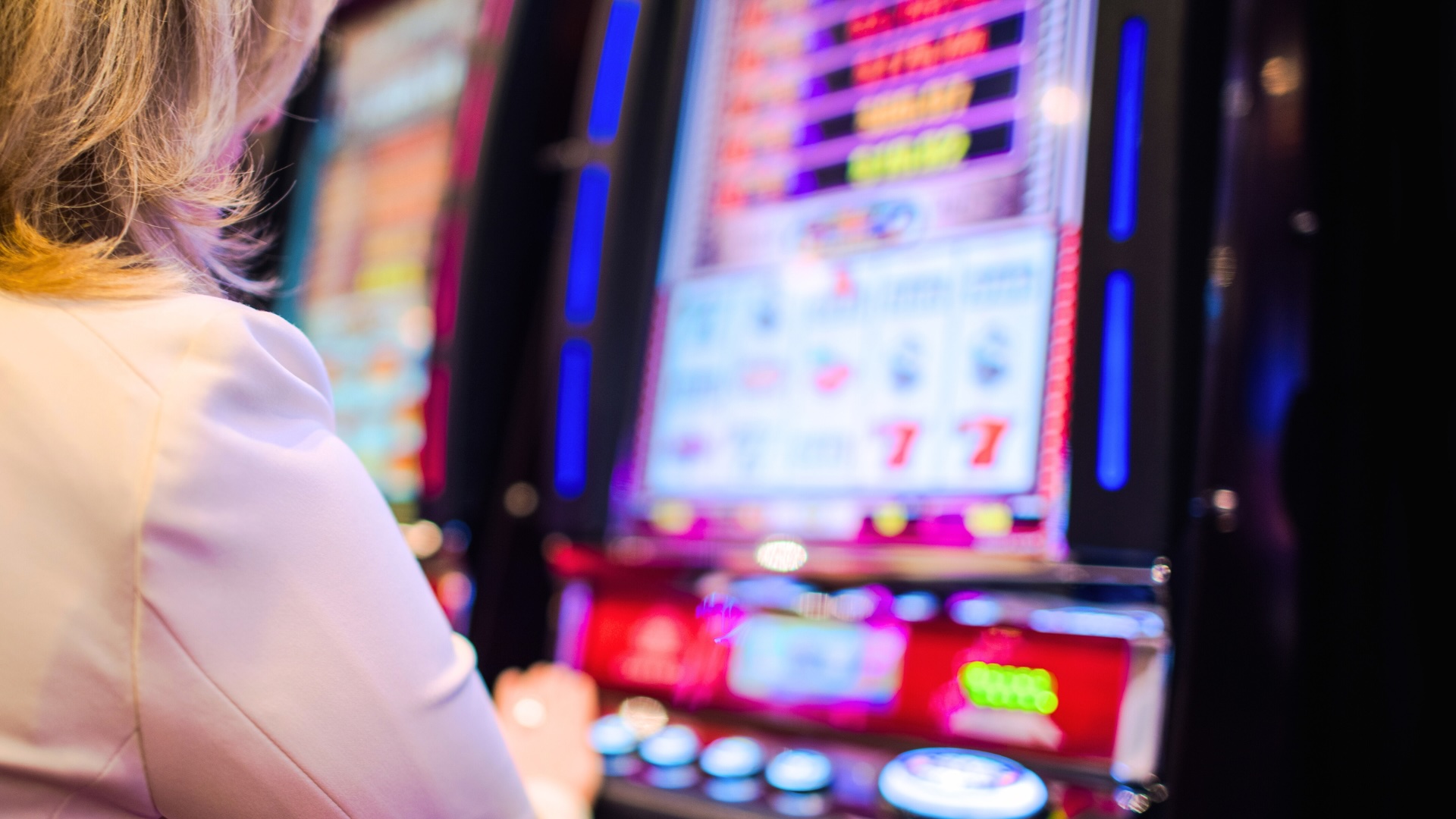 woman_at_slotmachine.jpg